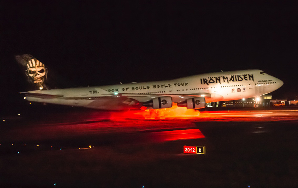 ED FORCE ONE ARRIVES IN CARDIFF - Iron Maiden